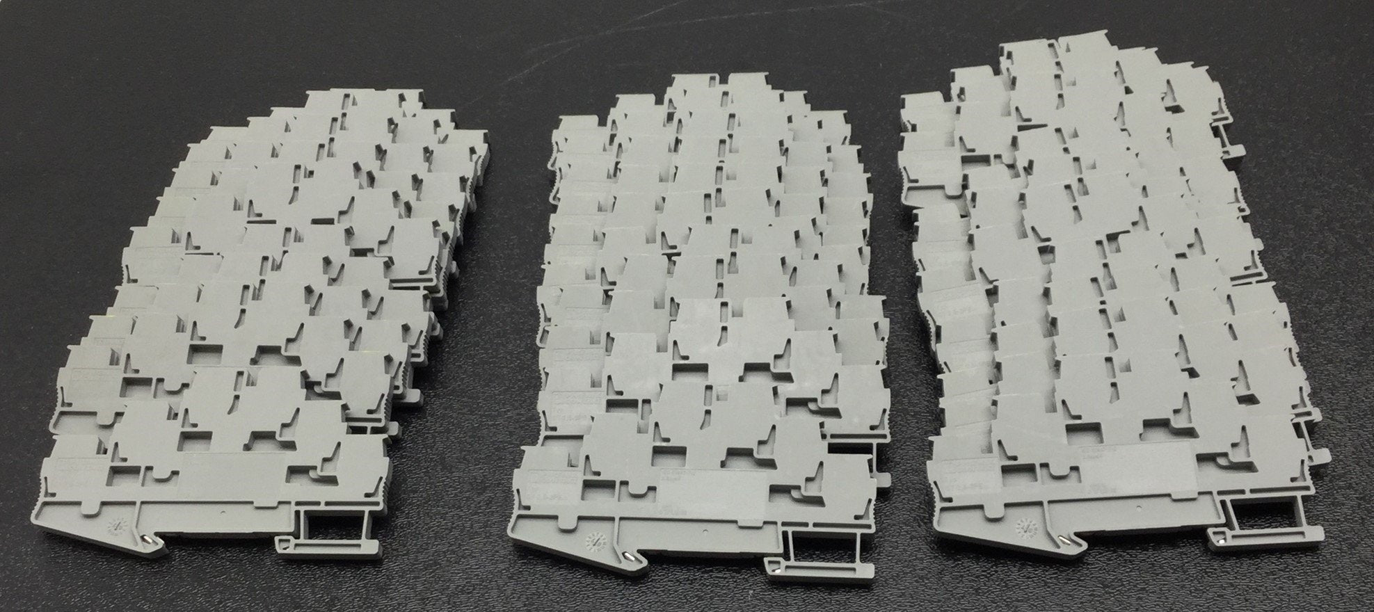 Lot of 30 Wago Typ ST 2,5-3PE IEC 60947-7-2 DIN Rail Mount Terminal Bl ...